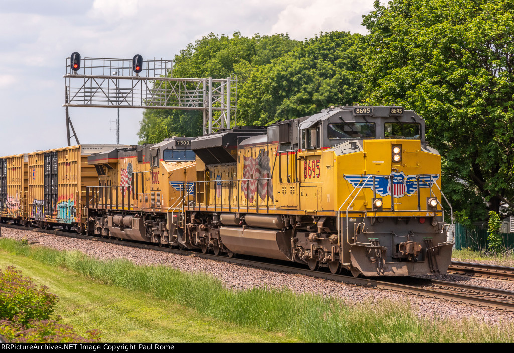 UP 8695, EMD SD70ACe, and UP 7500 GE C45ACCTE lead an Eastbound